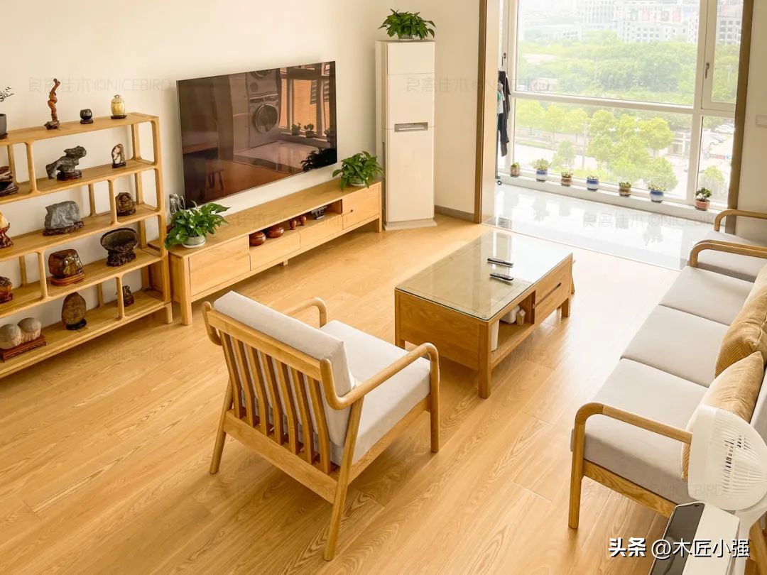 Raw wood and raw stone!Clean and tidy is more important than style ...