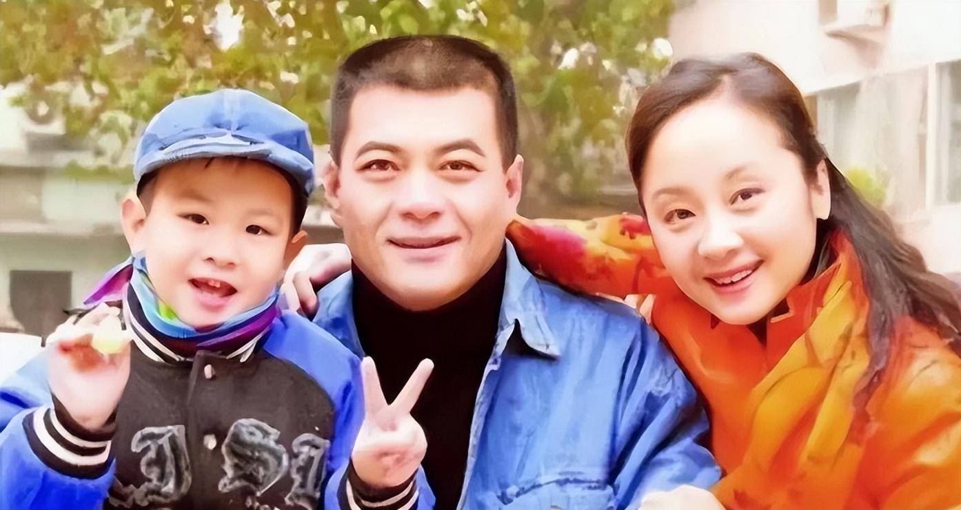 These 3 male stars mercilessly left their wives behind after becoming ...