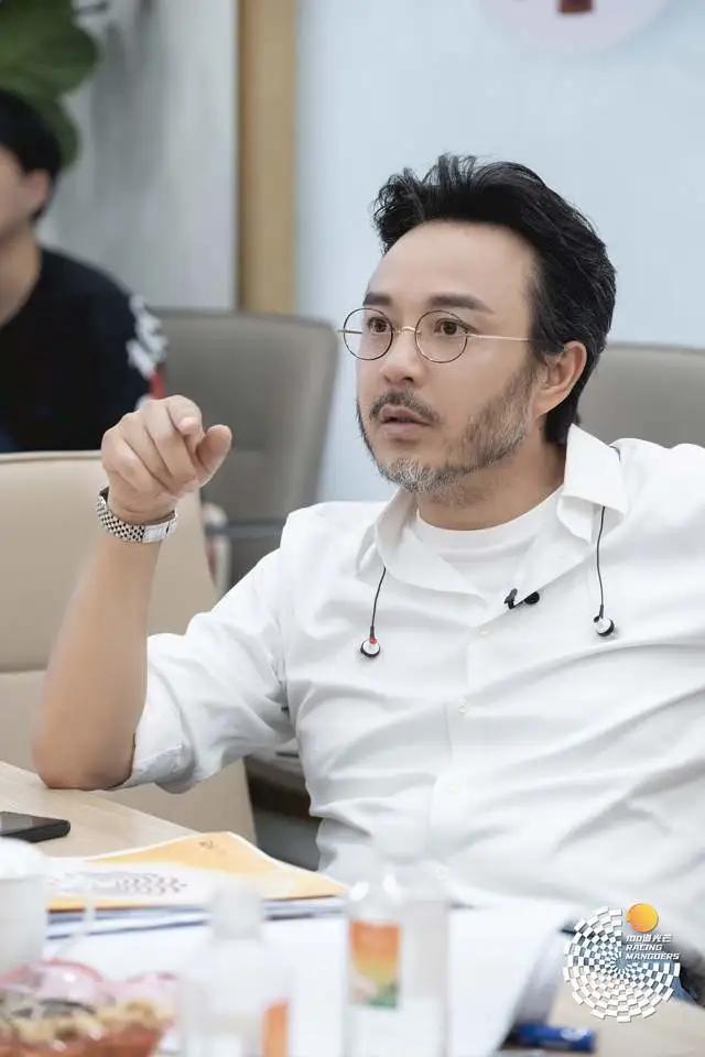 "100 Lights": In addition to the two pillars of He Jiong and Wang Han ...