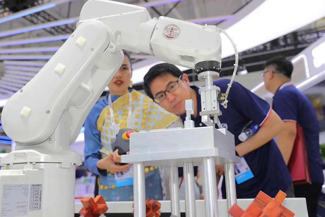 [Intelligent Experience] The mechanical arm disassembles and assembles ...