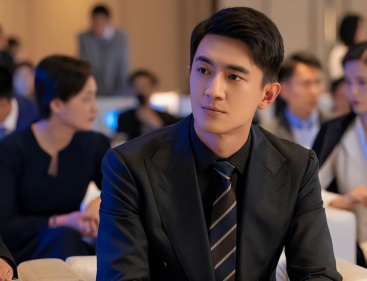 Lin Gengxin with wide shoulders and hips - iNEWS