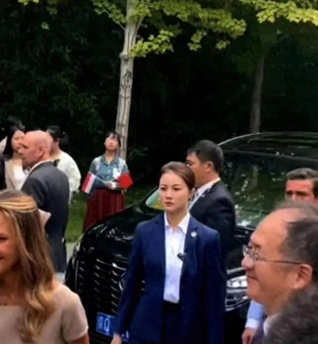 The most beautiful bodyguard becomes popular! Protecting the Syrian ...