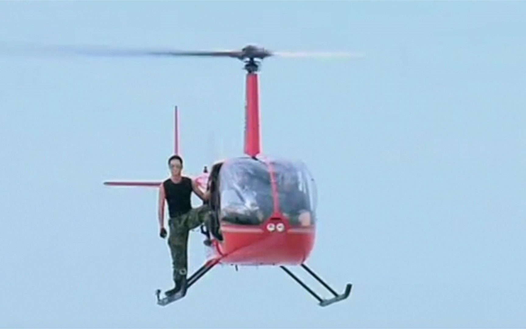 Celebrities fly helicopters to and from get off work?They are all ...