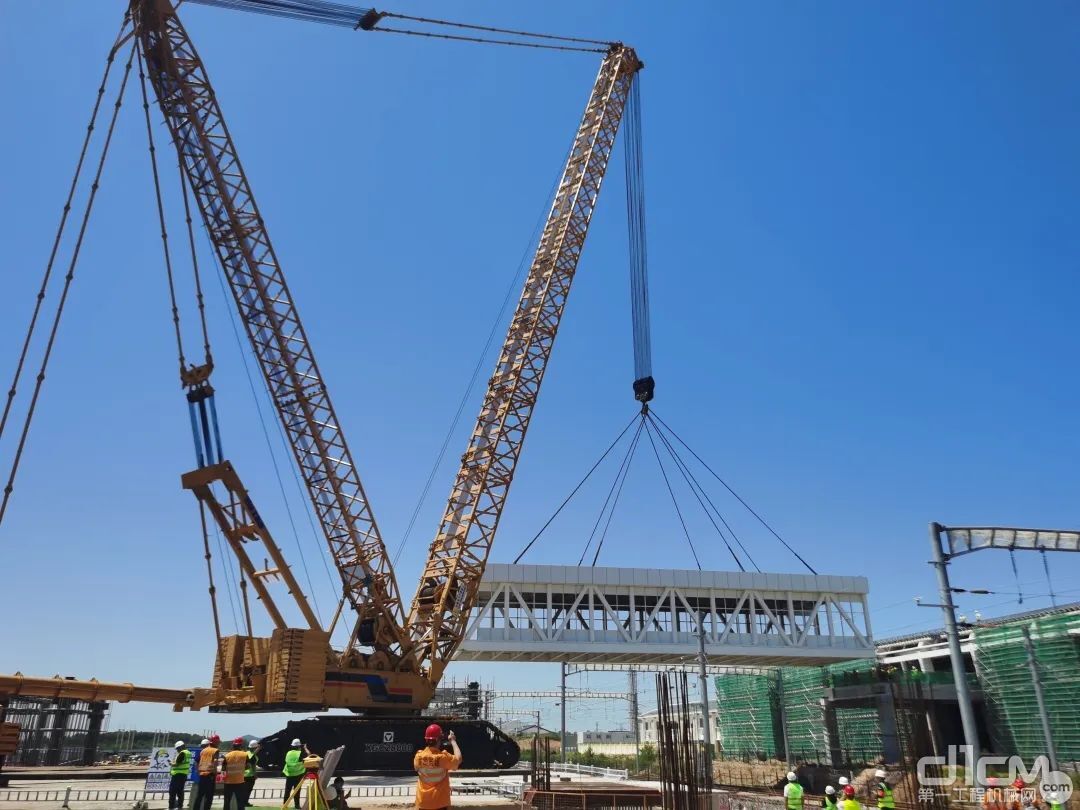 The hoisting monster reappears! Feel the power of XCMG 2000-ton crawler ...