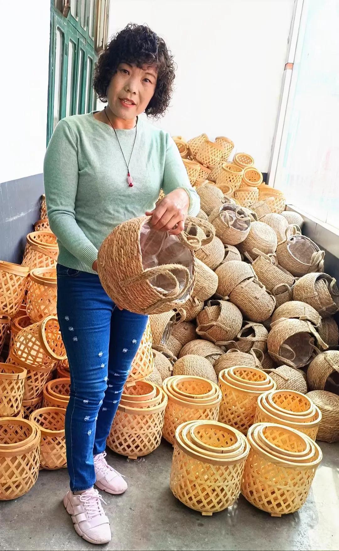 Liubian person Du Peilan visited Liubian handicraft factory - iNEWS