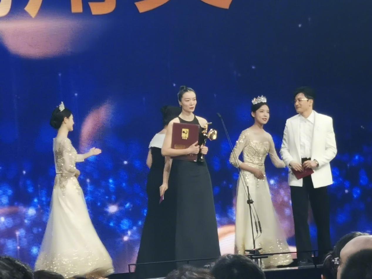Cry and laugh!Qi Xi won the Golden Rooster Award for Best Supporting ...