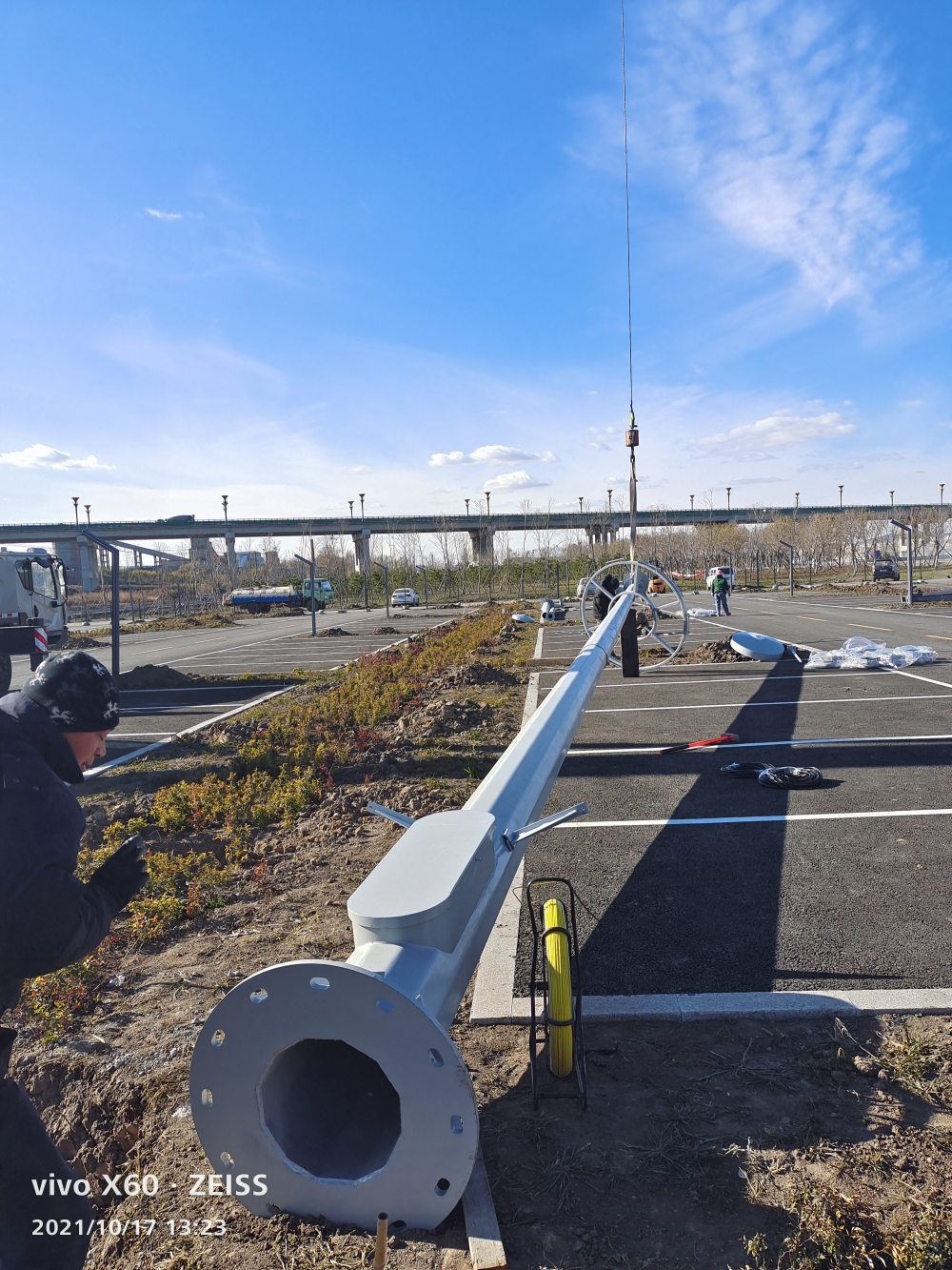 Installation method of lifting high pole lamp - iNEWS