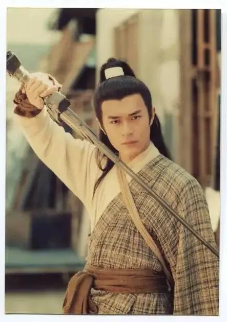 The sword qi is 30,000 miles across, and the sword is light and cold in ...