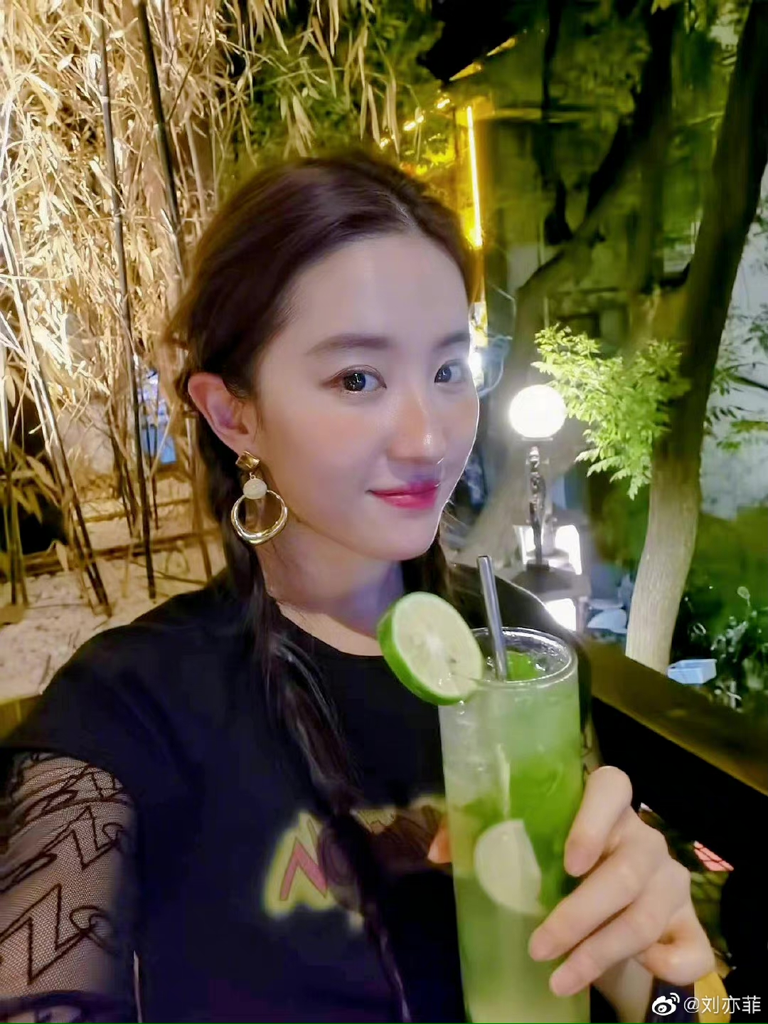 35-year-old Liu Yifei was photographed shopping without makeup ...