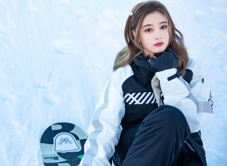 The singer is about to open the mic!This new show lets you see the true ...