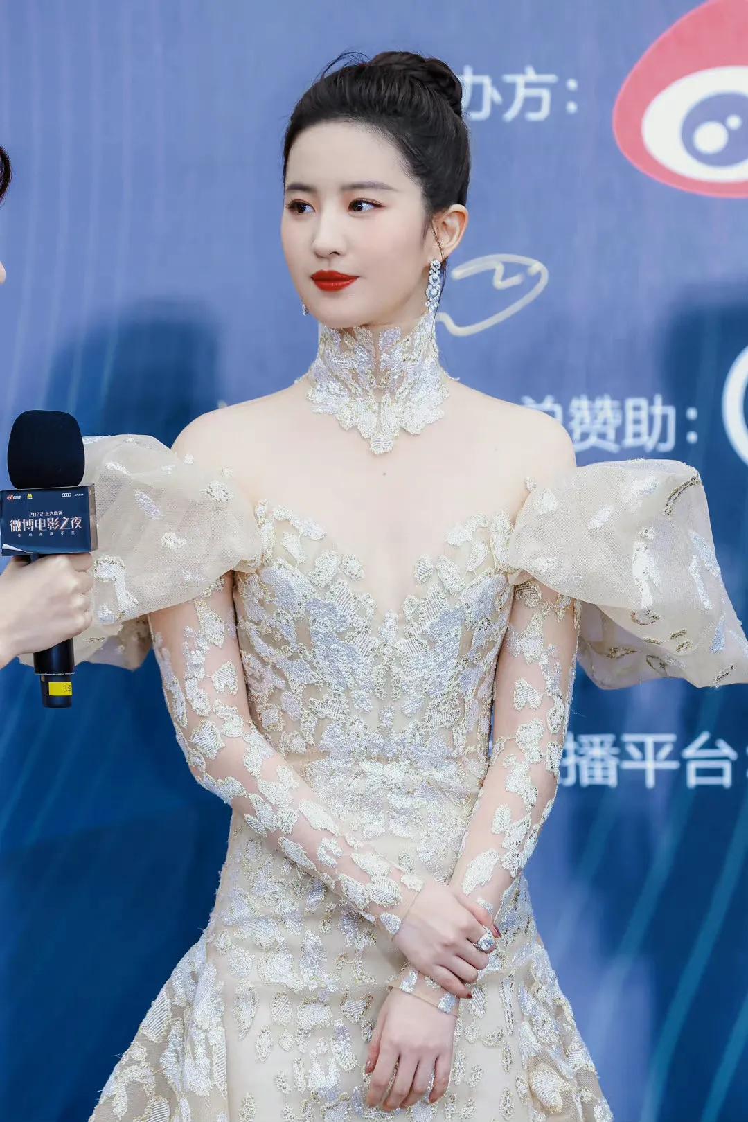 Zhang Tianai's chest, Liu Yifei's shoulders, Zhu Yilong's face, the ...