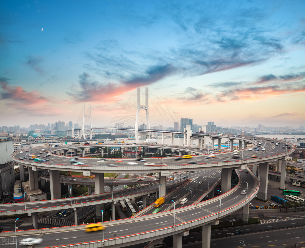 Board the Nanpu Bridge - iNEWS