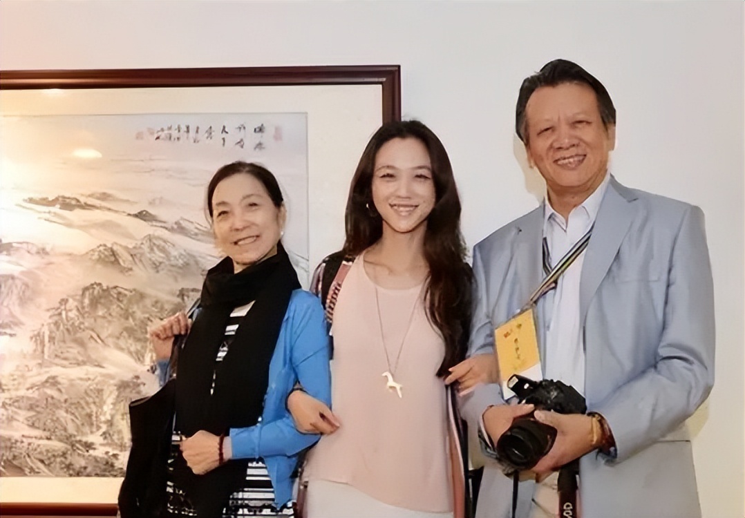 Tang Wei's 6-year-old daughter's real face was exposed, bouncing around ...