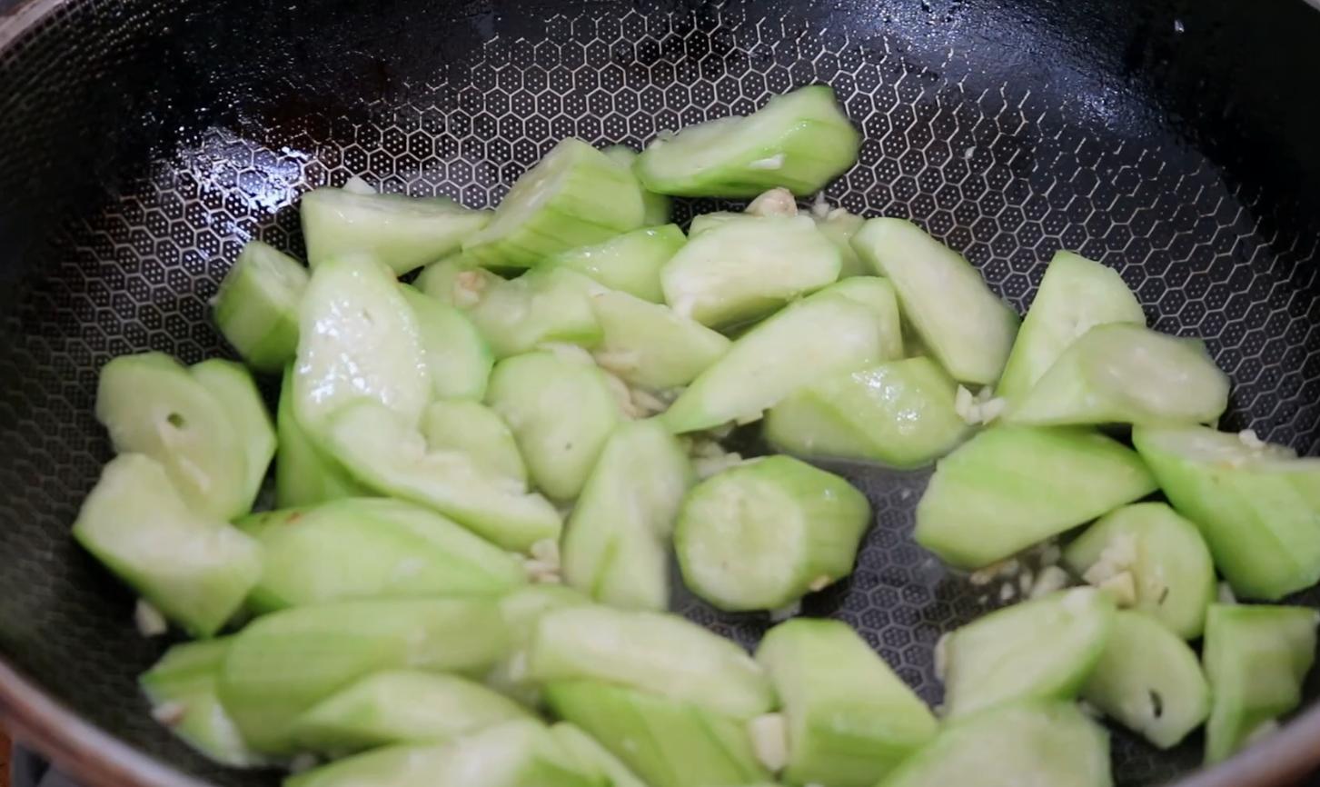 Fried loofah, it is best not to fry it directly in the pot. The chef ...