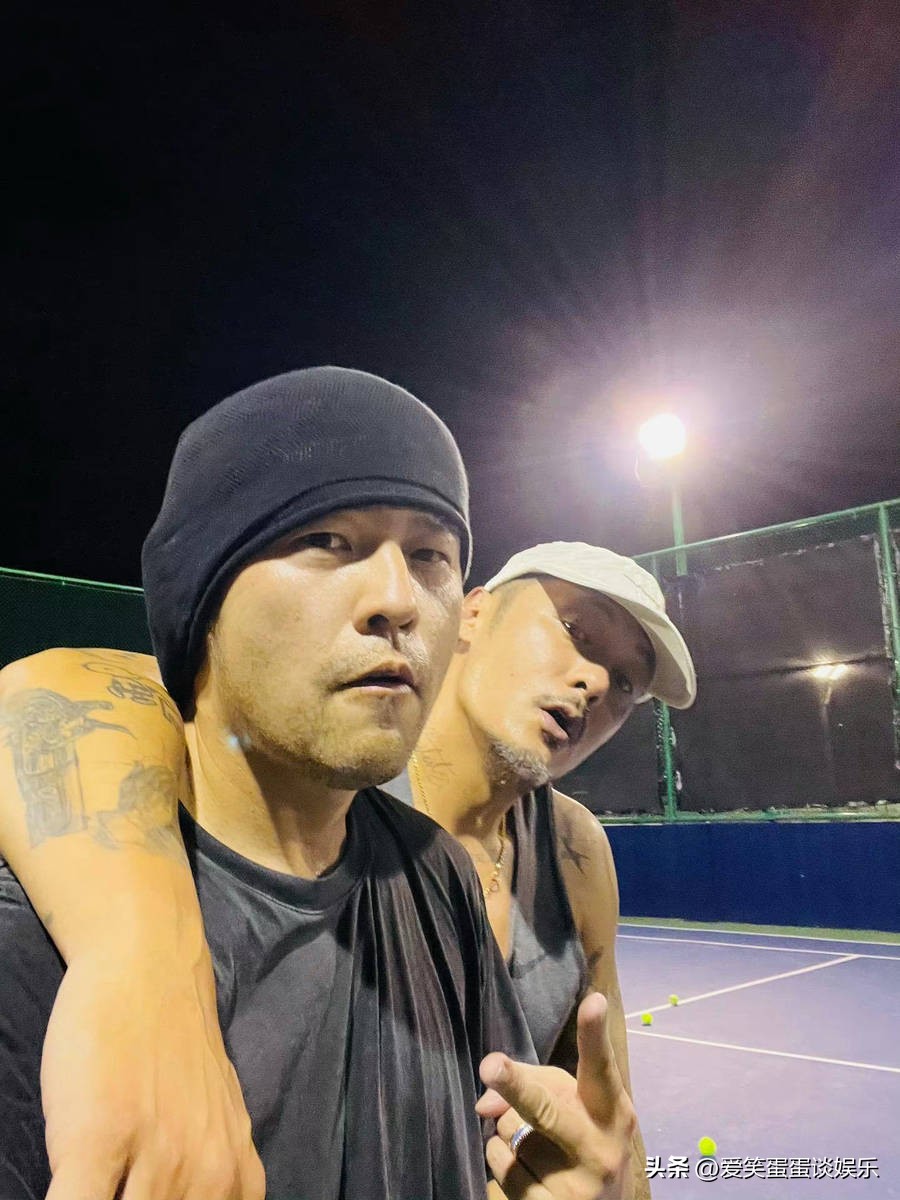 Friends from the entertainment industry gathered at the tennis court ...