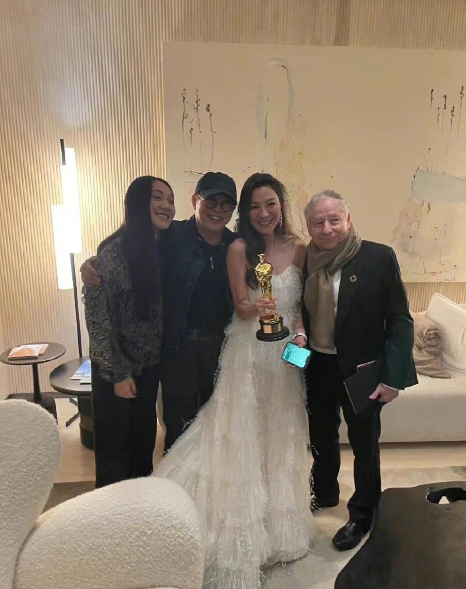 59-year-old Jet Li appeared at the Oscars and hugged Michelle Yeoh ...