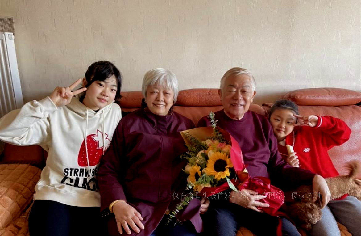 The 80-year-old actor Gao Minghan appeared with silver hair and was in ...