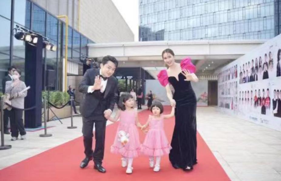 Wang Zulan's family of four made their red carpet debut, his wife is ...