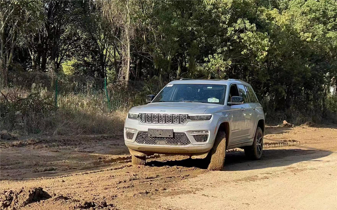 Let the feelings fall to the ground, Jeep's new Grand Cherokee is ...