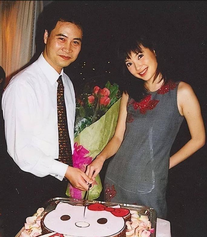 52-year-old "Guo Fu" burns incense in the temple. She still looks like ...