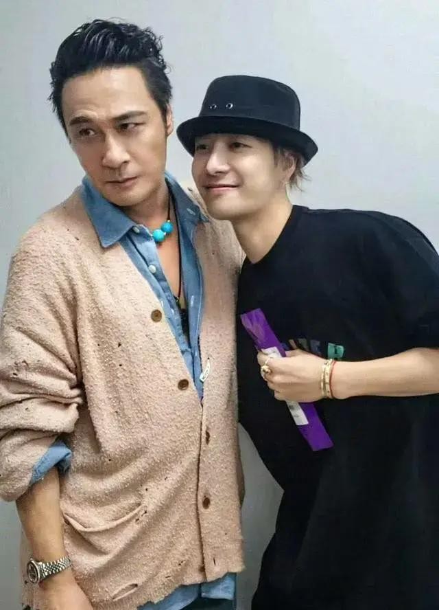 Francis Ng shared a photo of Feynman, Jackson Wang and others. The ...