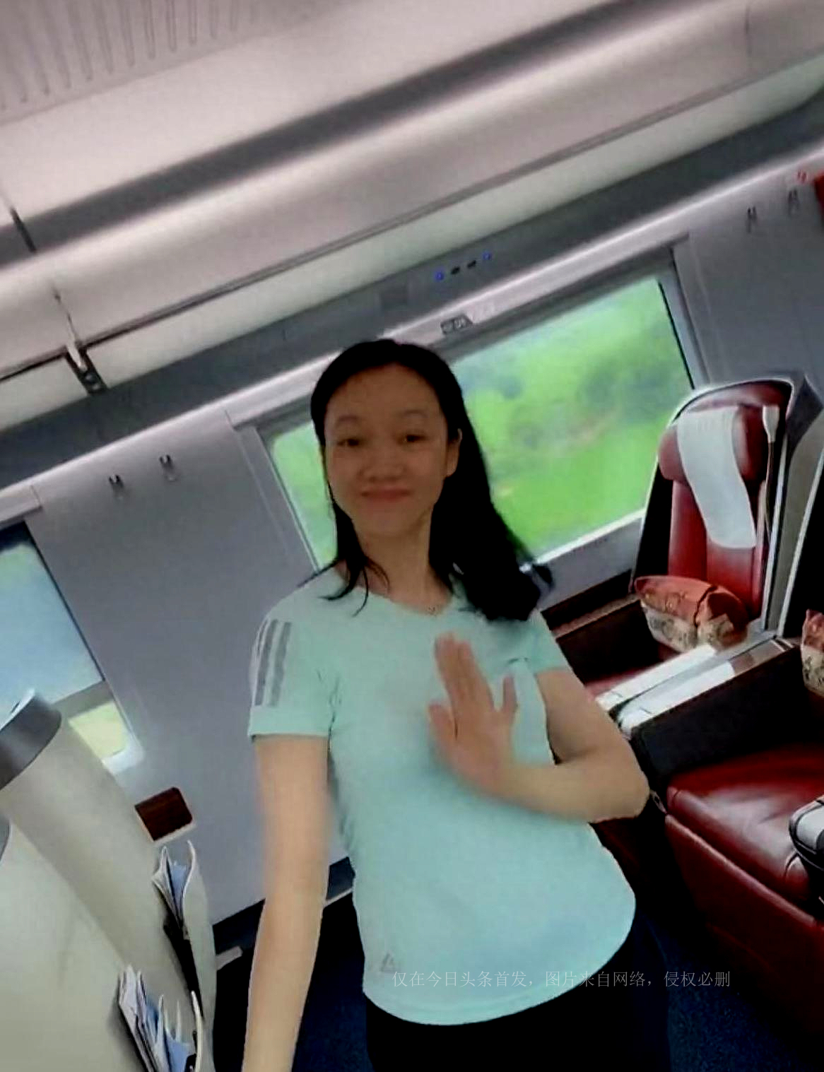 Well-known host Zhou Qun caused controversy by dancing on the high-speed train, twisting his ...