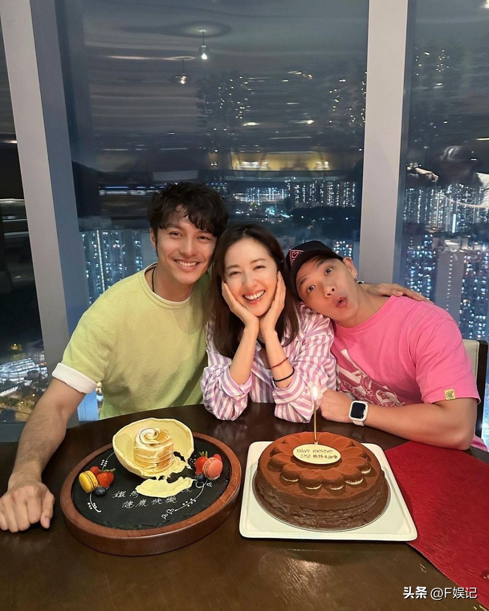 Lin Zishan and Huang Jiale brought his wife to celebrate Tang Shiyong's birthday Zheng Jiaying ...