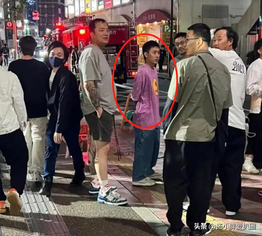 Qin Fen and her boyfriend are walking on the streets of Japan. They ...