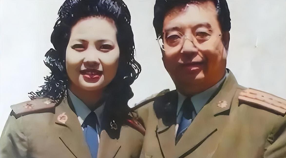 In a group photo, people in the entertainment industry are taking tea ...