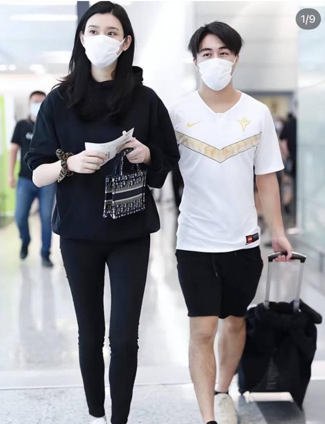 He Youjun and Xi Mengyao invite a group of friends to play in the amusement park. Supermodel Xi ...