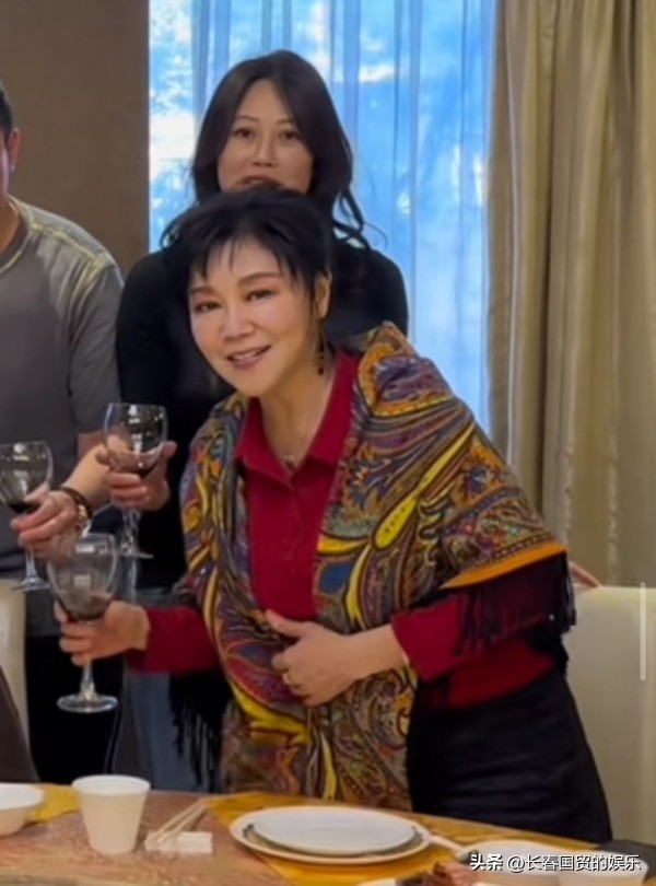 The 59-year-old singer Su Hong made a rare appearance and became ...