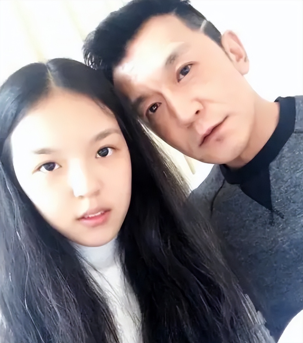 Li Yong's daughter officially debuted, her personal resume is unusual, but netizens ridiculed ...