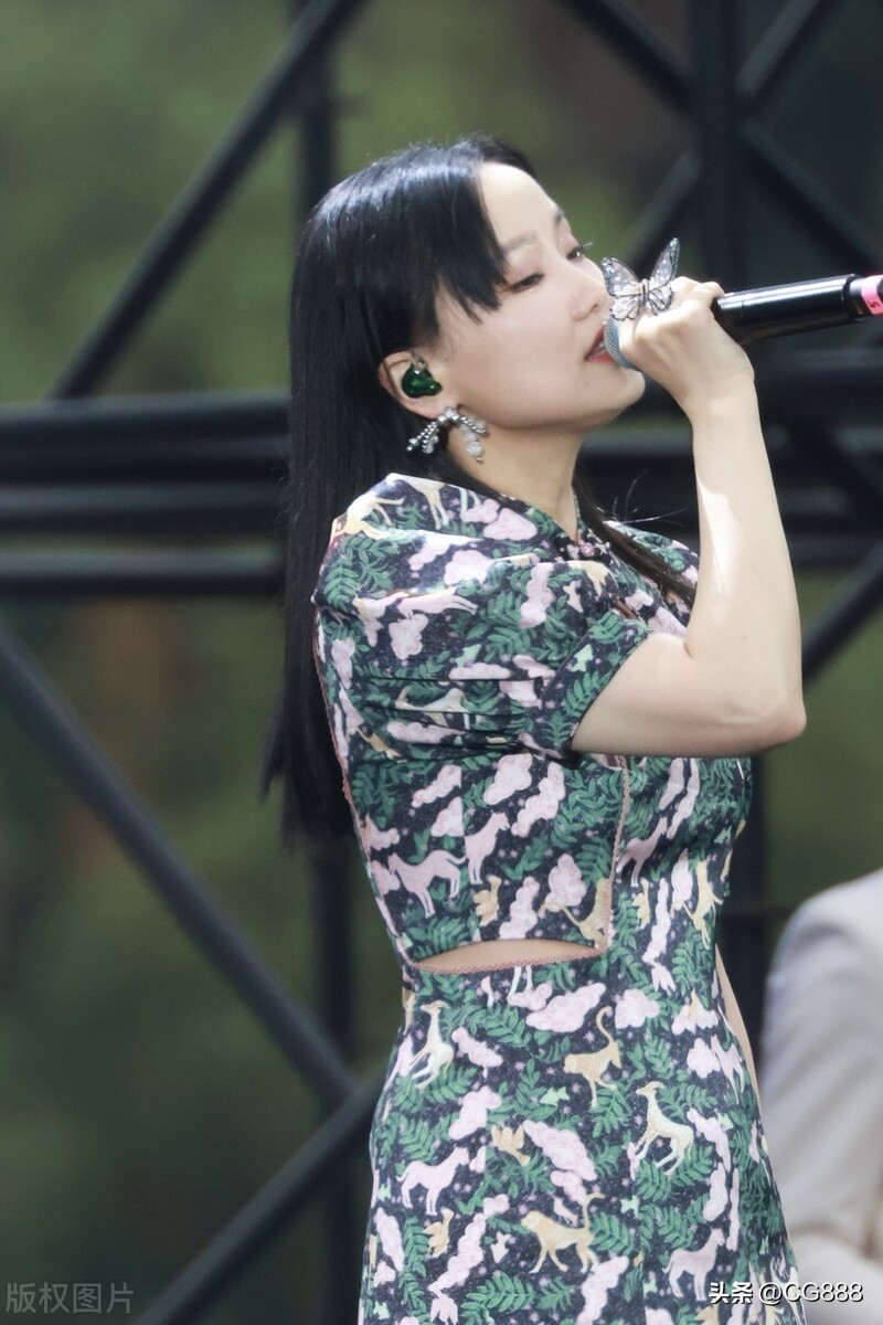 Huang Ling sang at Chengdu Happy Valley Graduation Song - iNEWS
