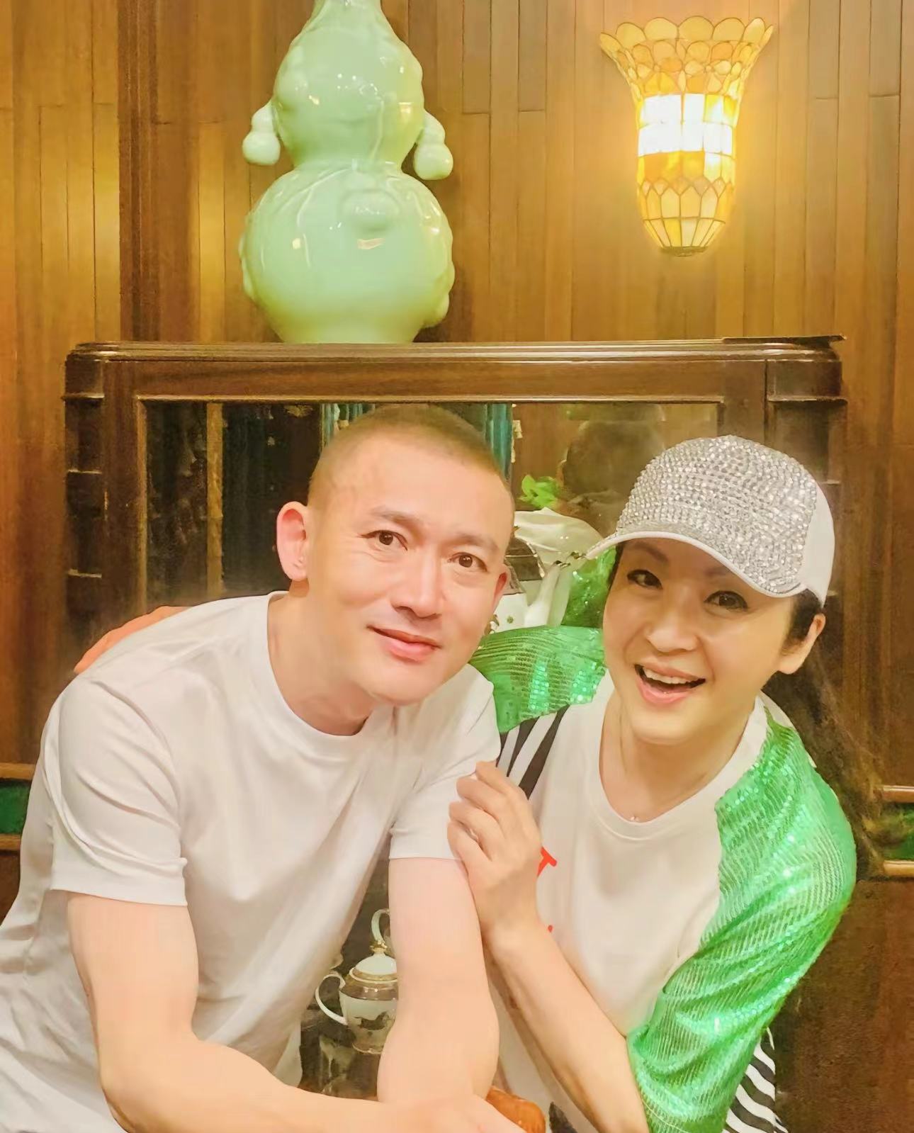 56-year-old Zhou Libo had a feast in his mansion! My hair is sparse and my appearance has ...