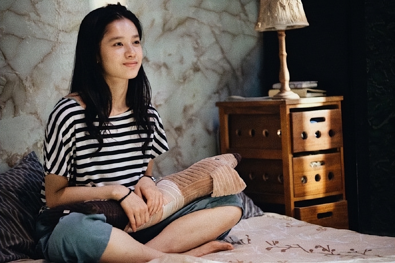 Zhang Jingyi's beautiful legs and jade feet are so beautiful jiojio - iNEWS