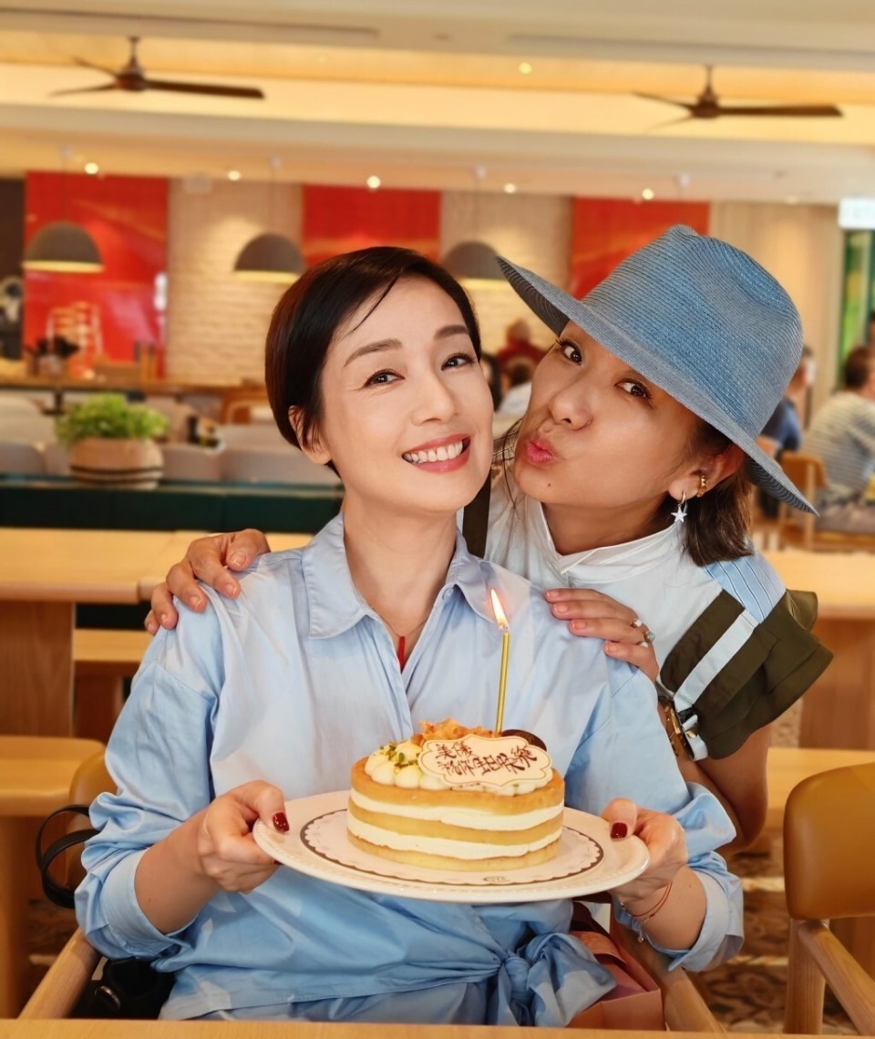 53-year-old Jiang Meiyi's bare face photo exposed! Deep crow's feet add ...