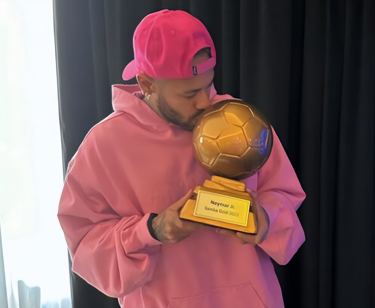 Congratulations!Neymar has won 6 awards, the Golden Globe is shining ...