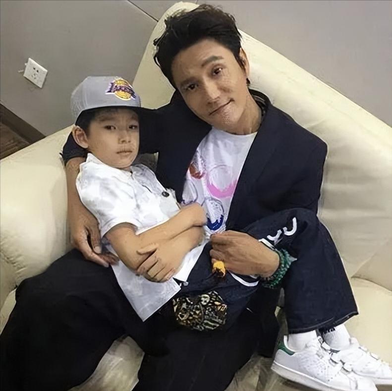 Chen Kun's 21-year-old son showed off his Rolls-Royce luxury car, and his appearance gradually ...