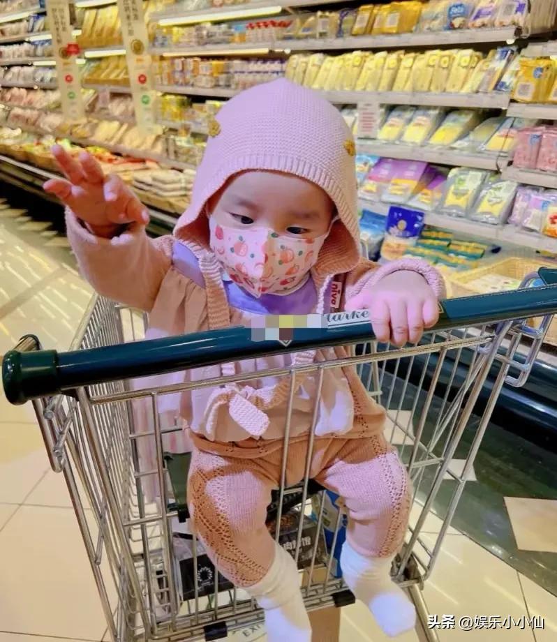 Li Yapeng and his wife took their daughter to the supermarket for the ...