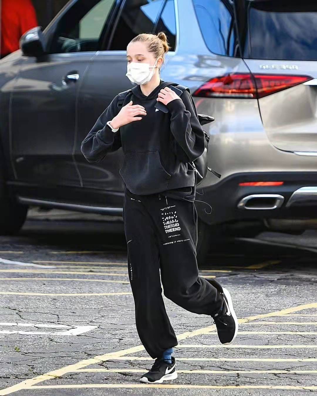 47-year-old Julie's eldest daughter has a superior bone shape!The thick ...