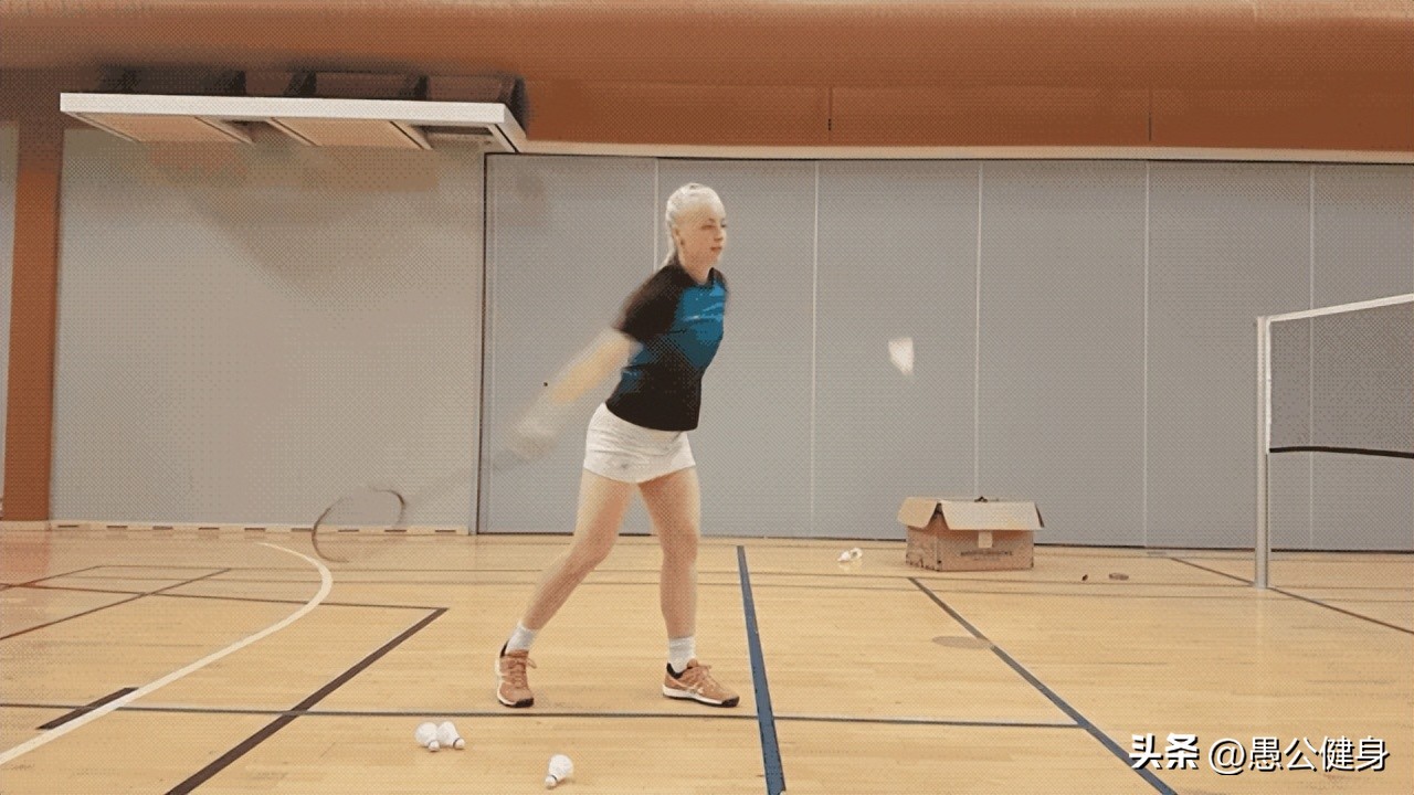 Four steps to serve a good badminton forehand high and long shot - iNEWS