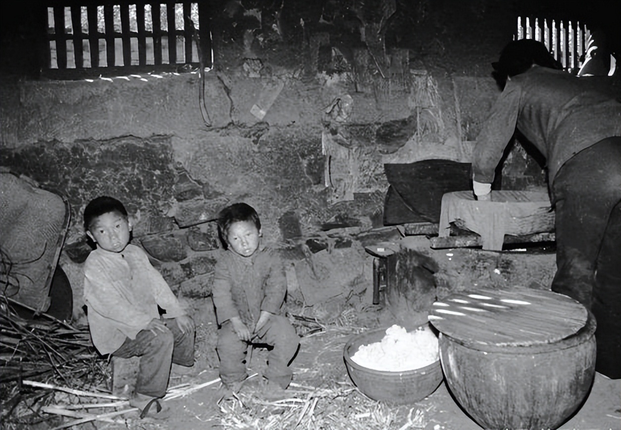In 1945, Zhubi Changji's family of 5 hid in China's virgin forest. What ...