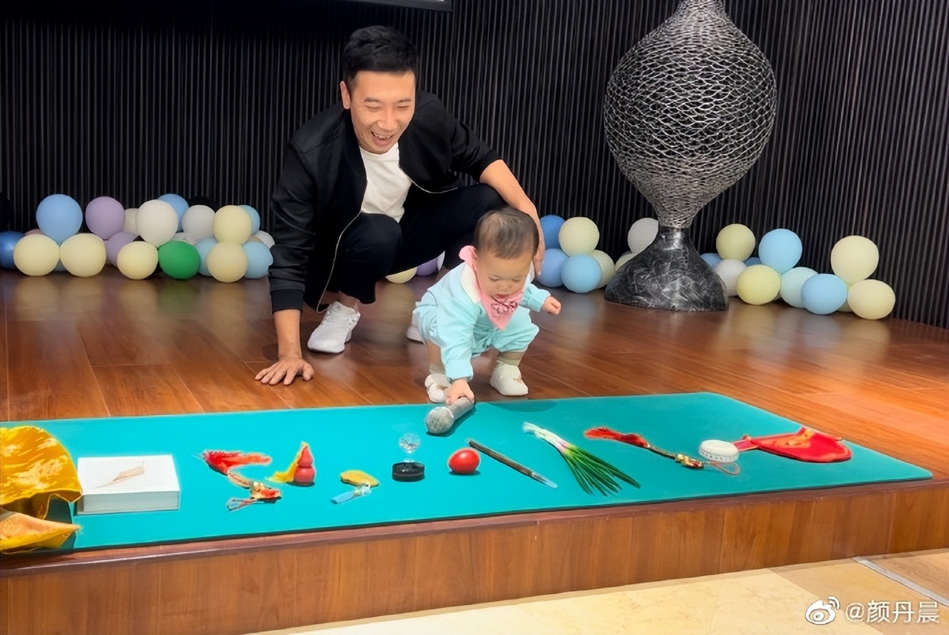 Yan Danchen posted a family photo for her son's first birthday party, Xiao Enbao took the ...