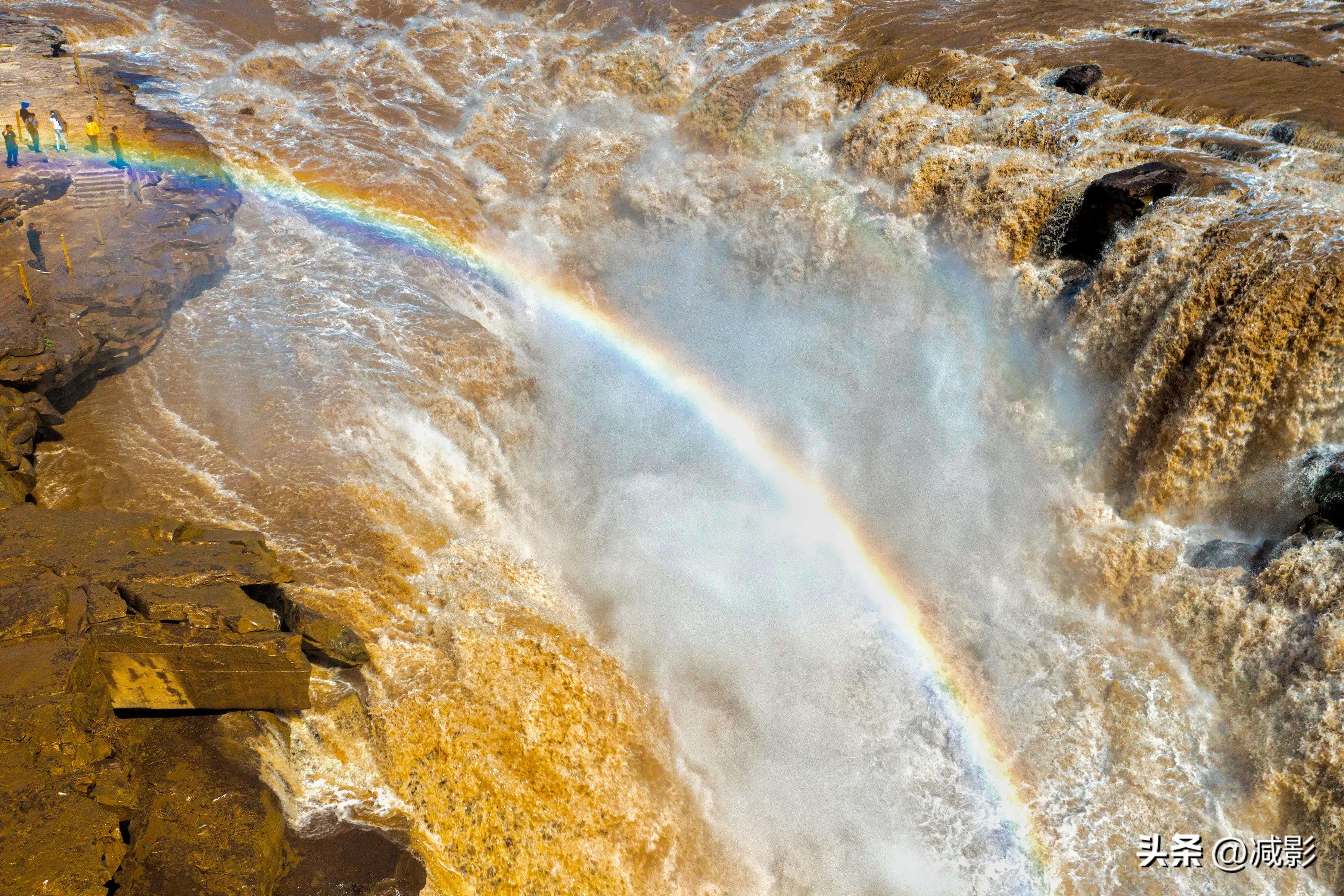 The Hukou Waterfall of the Yellow River swallows the mountains and ...