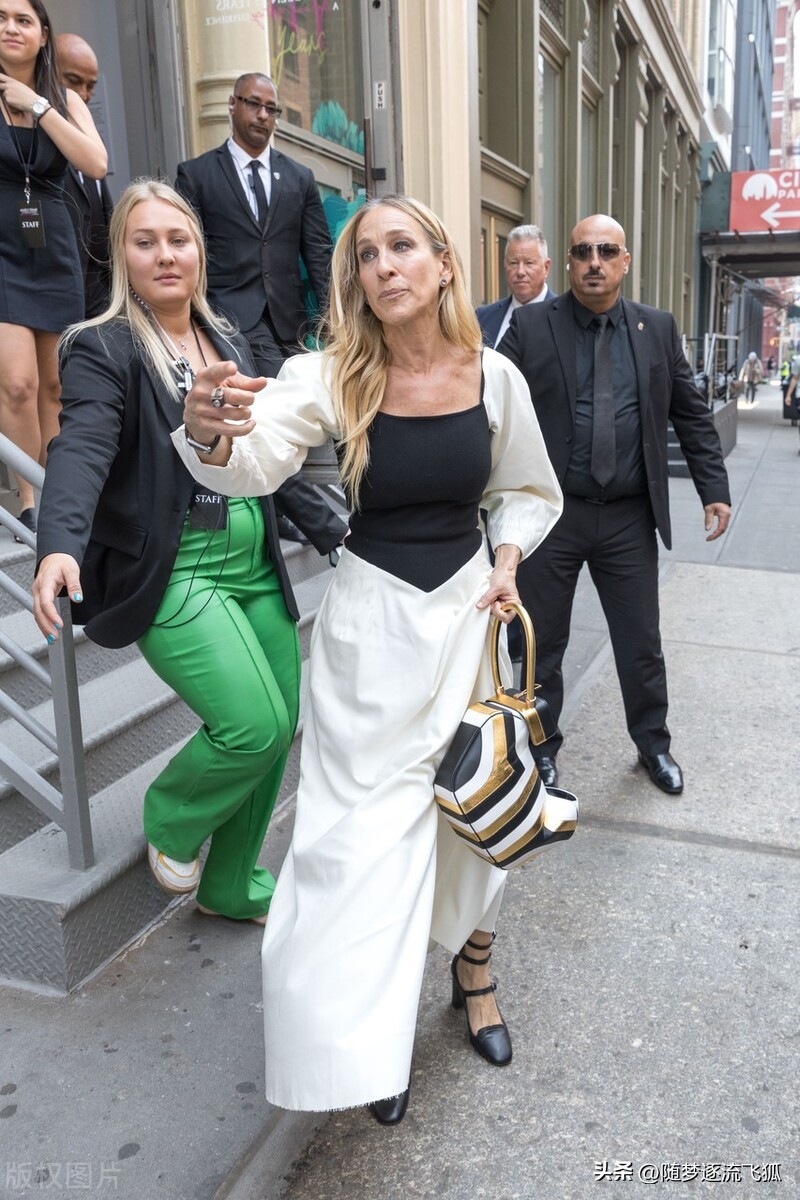 Sarah - Jessica - Parker is wearing a black and white stitching puff ...