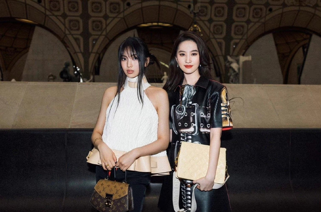 Liu Yifei, Li Huiren, and Gu Ailing are in the same frame, and a ...