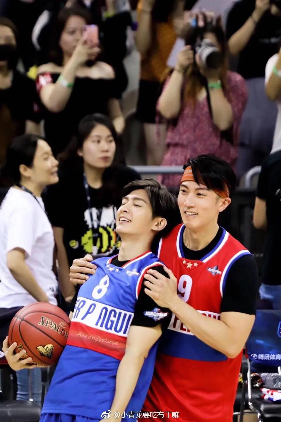The photo of Aaron Yan and Brother Wu Zun playing basketball together ...