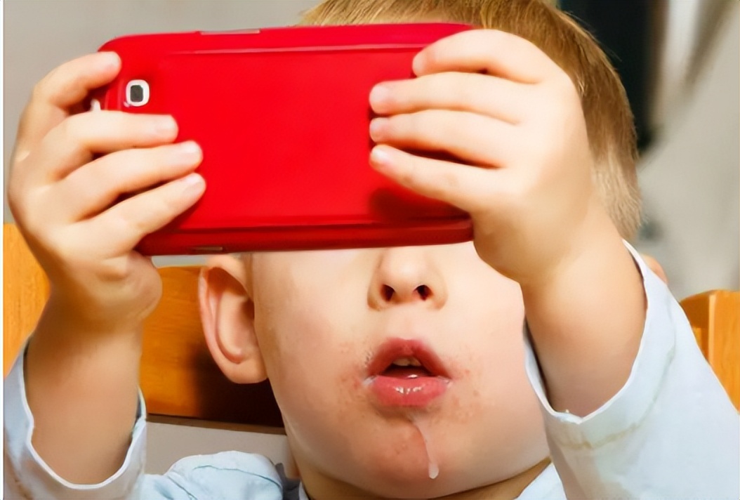Should children under the age of 3 look at their phones?Experts give ...
