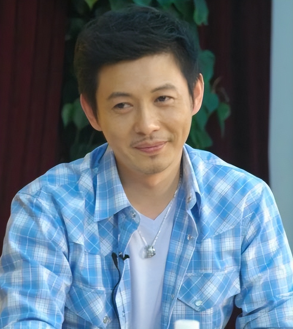 Once a famous host, he was in love with Dong Qing for six years. At the ...