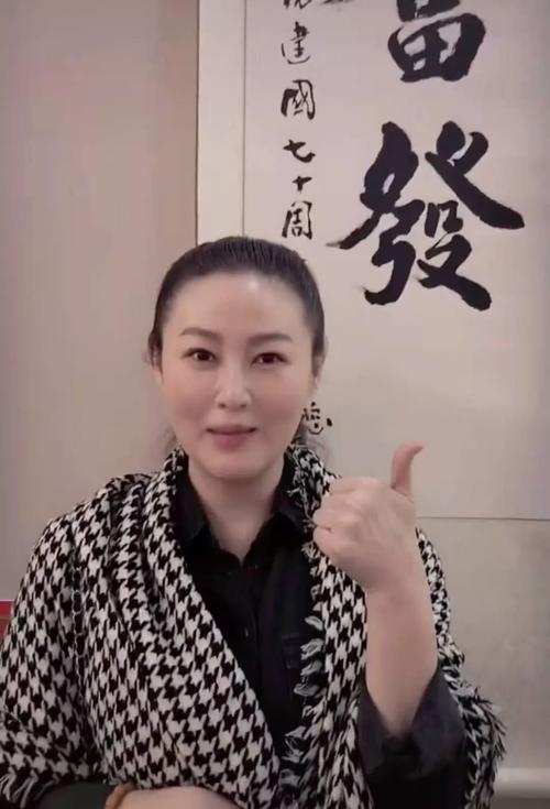 A recent photo of 64-year-old Yu Rongguang was exposed. He was in good condition with Wang Siyi ...